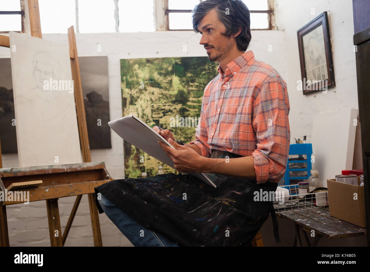 Man drawing a portrait in drawing book at drawing class Stock Photo - Alamy