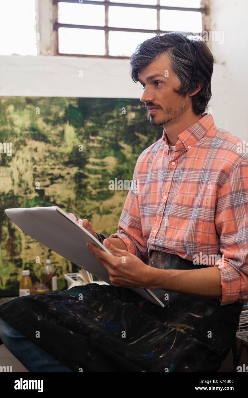 Man drawing a portrait in drawing book at drawing class Stock Photo - Alamy
