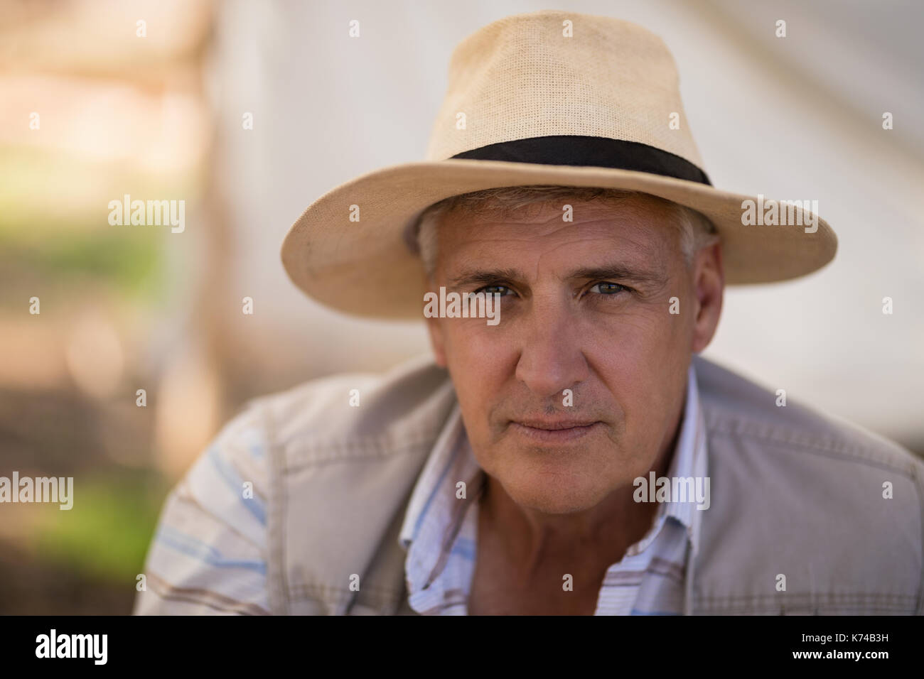 Man wearing safari hat hi-res stock photography and images - Alamy