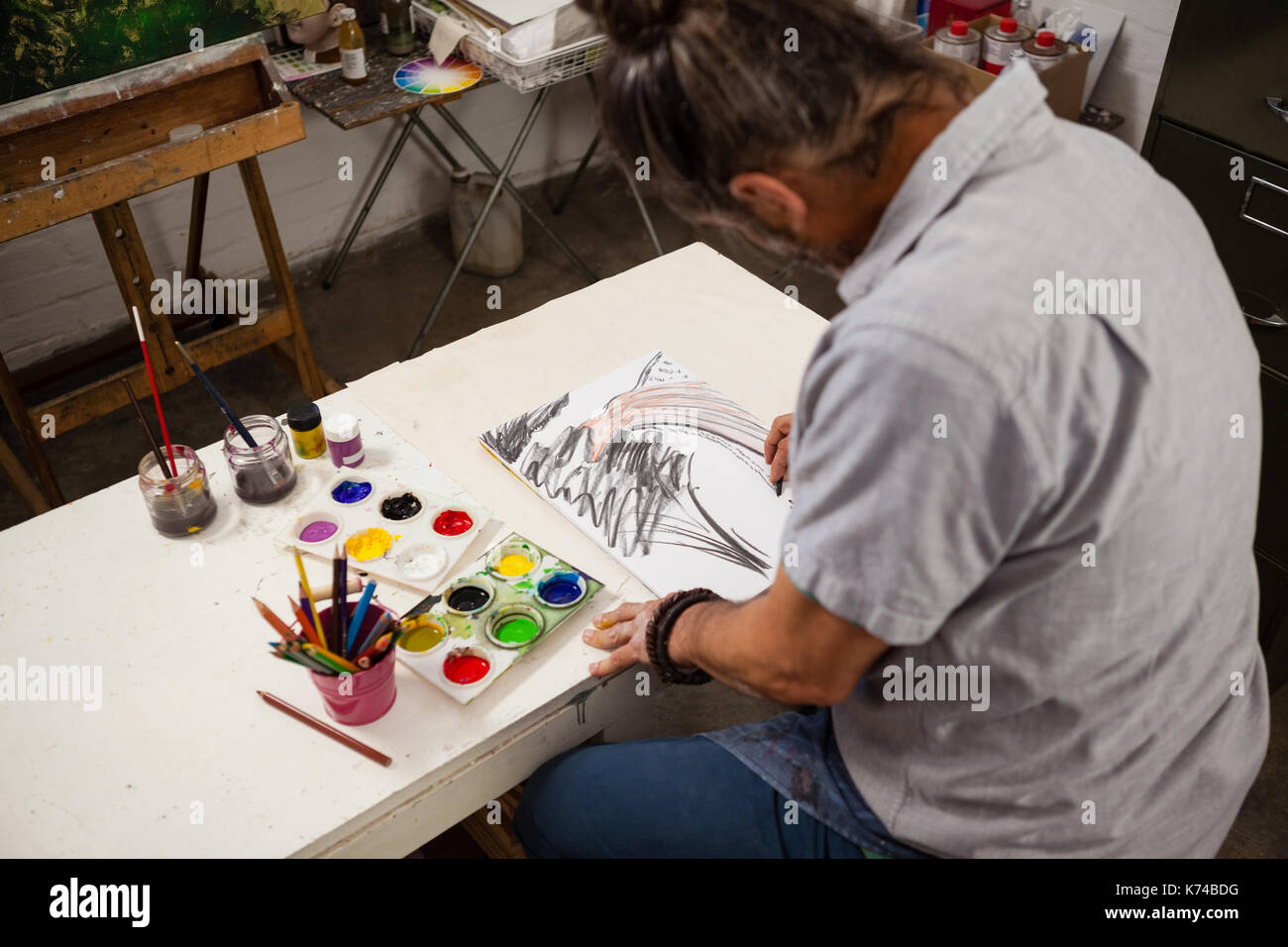 Man sketching hi-res stock photography and images - Alamy