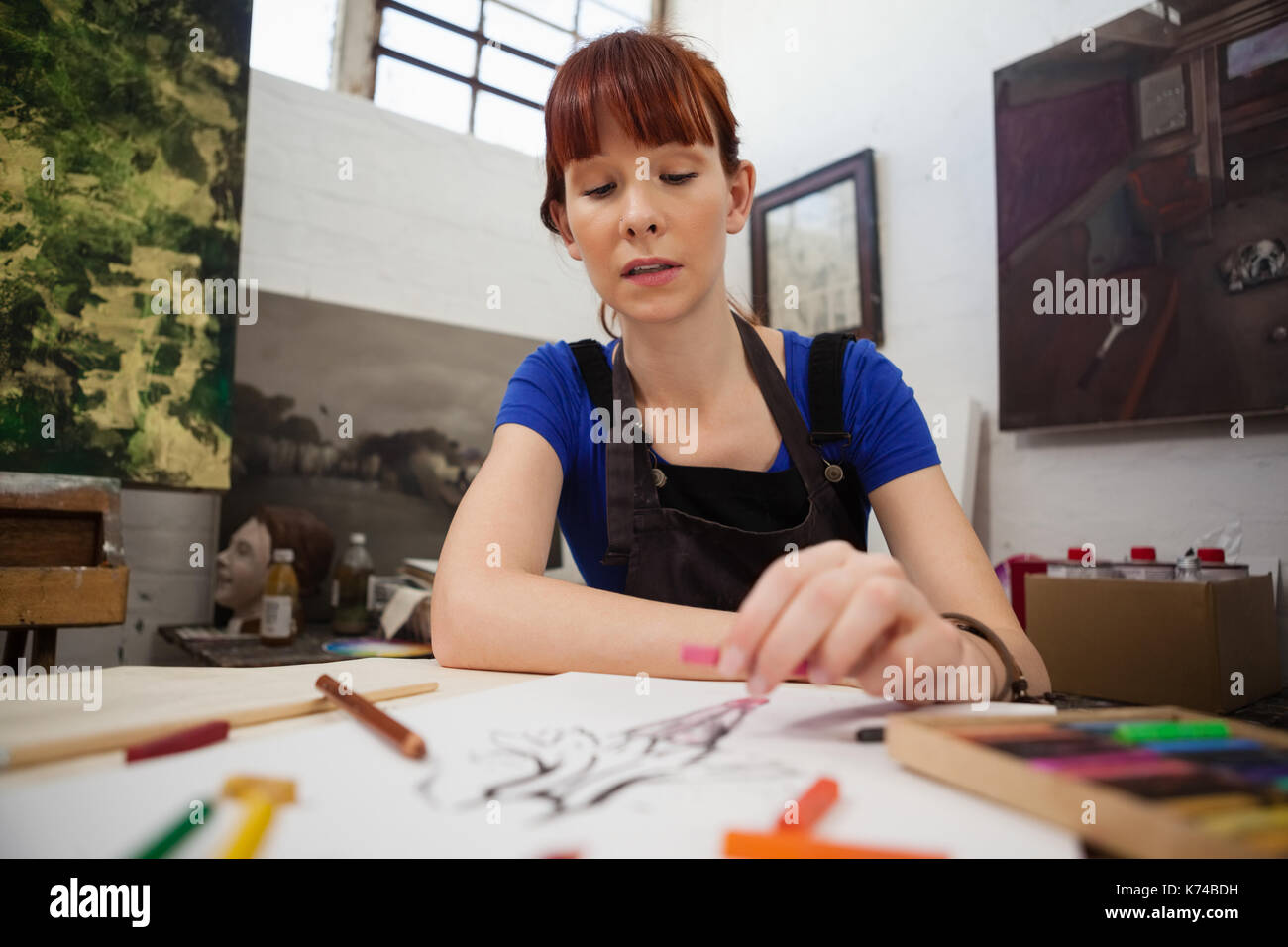 Woman sketching hi-res stock photography and images - Alamy