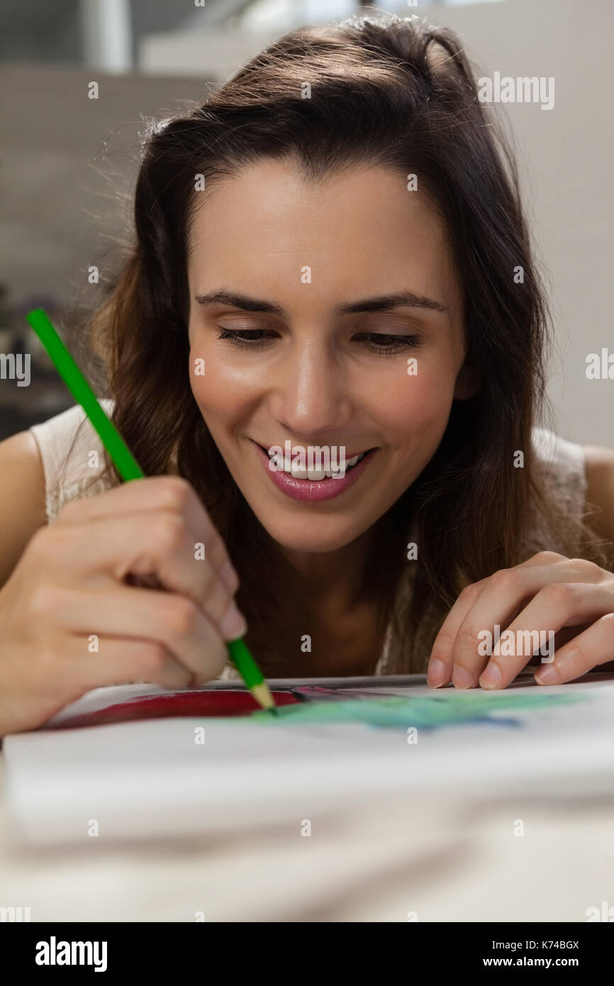Woman painting a sketch in drawing class Stock Photo - Alamy