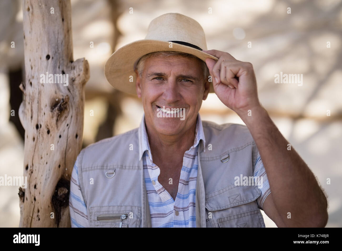 Man wearing safari hat hi-res stock photography and images - Alamy