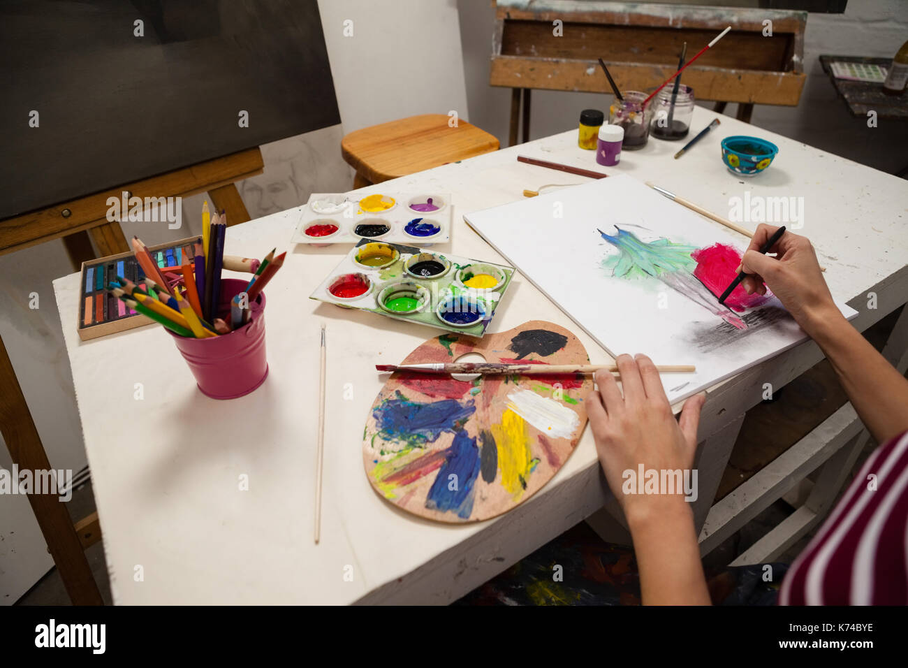 Hand of woman drawing on book in drawing class Stock Photo - Alamy
