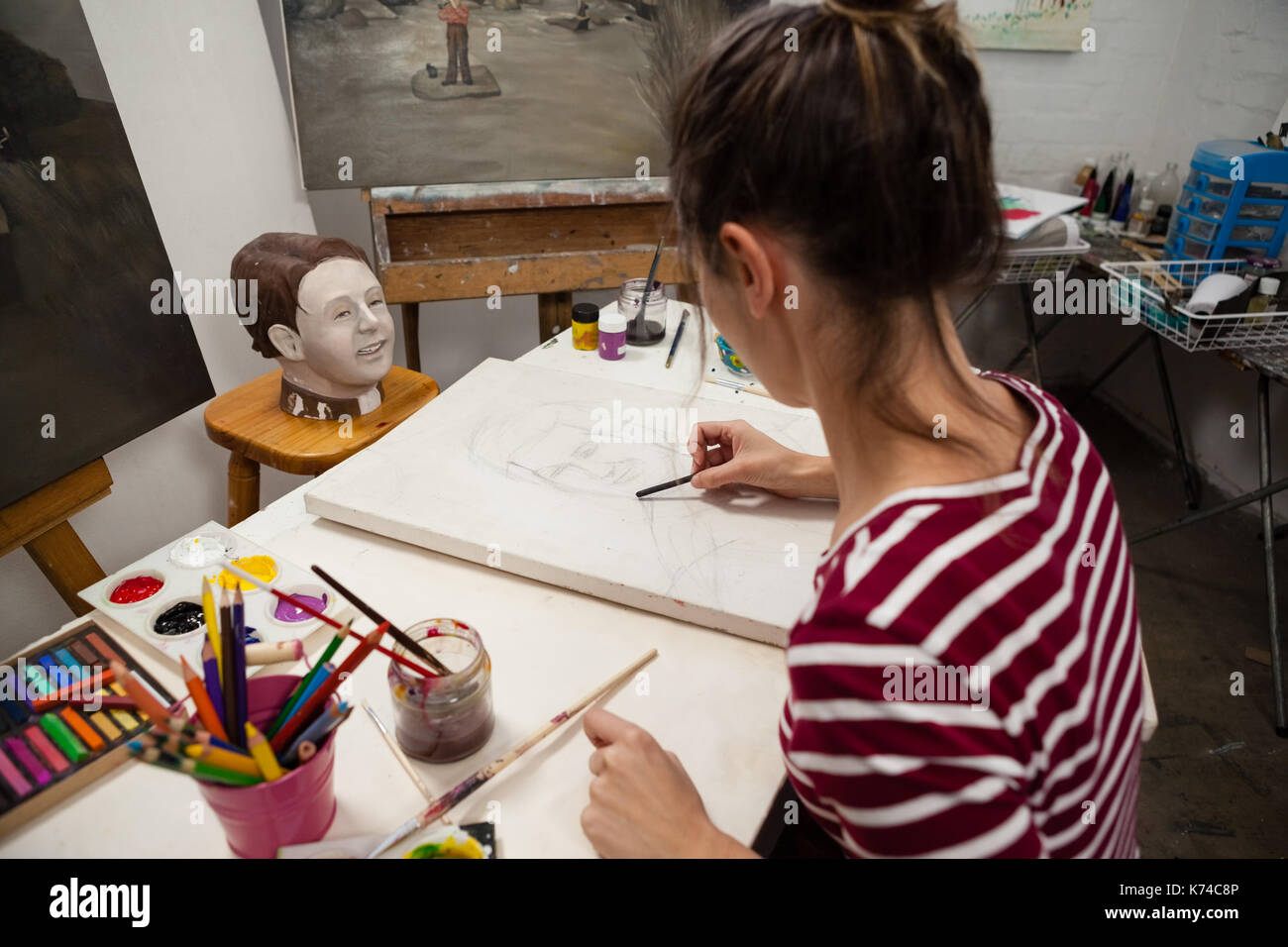 Sketching class hi-res stock photography and images - Alamy