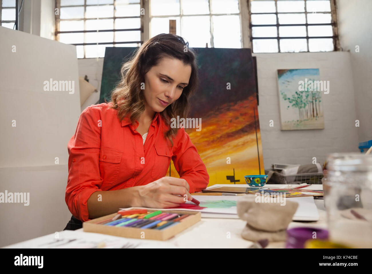 Woman painting a sketch in drawing class Stock Photo - Alamy