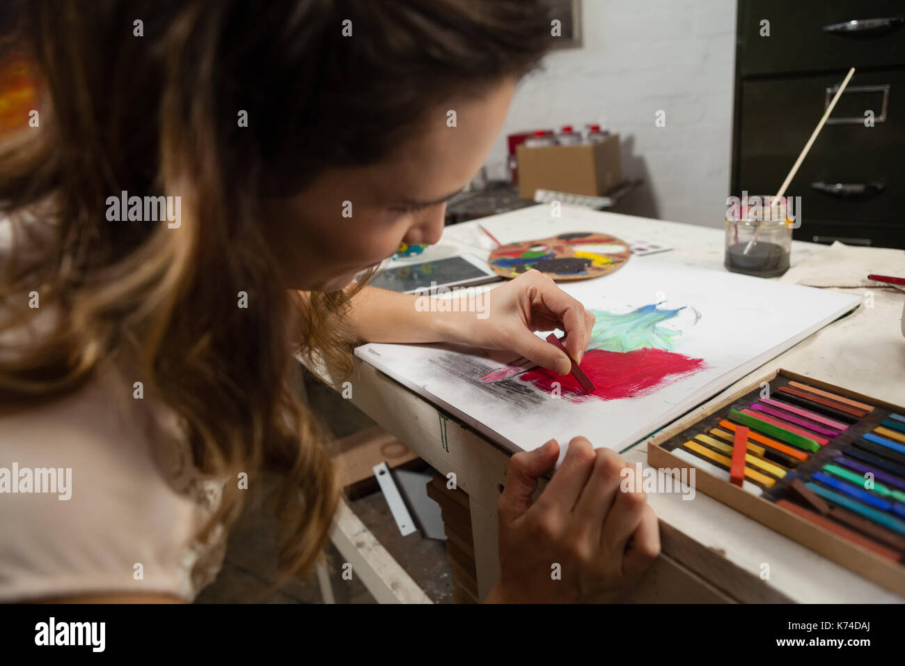Woman painting a sketch in drawing class Stock Photo - Alamy