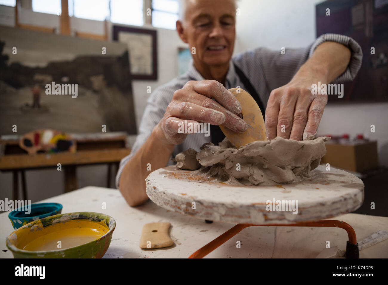 Senior man in pottery class hi-res stock photography and images - Alamy