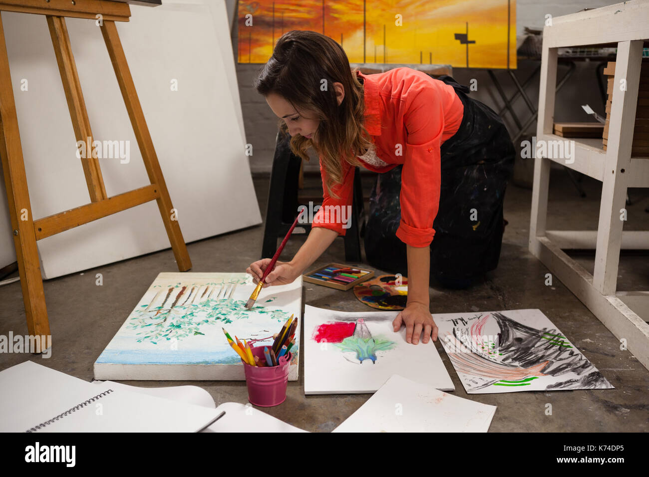 Woman painting a sketch in drawing class Stock Photo - Alamy
