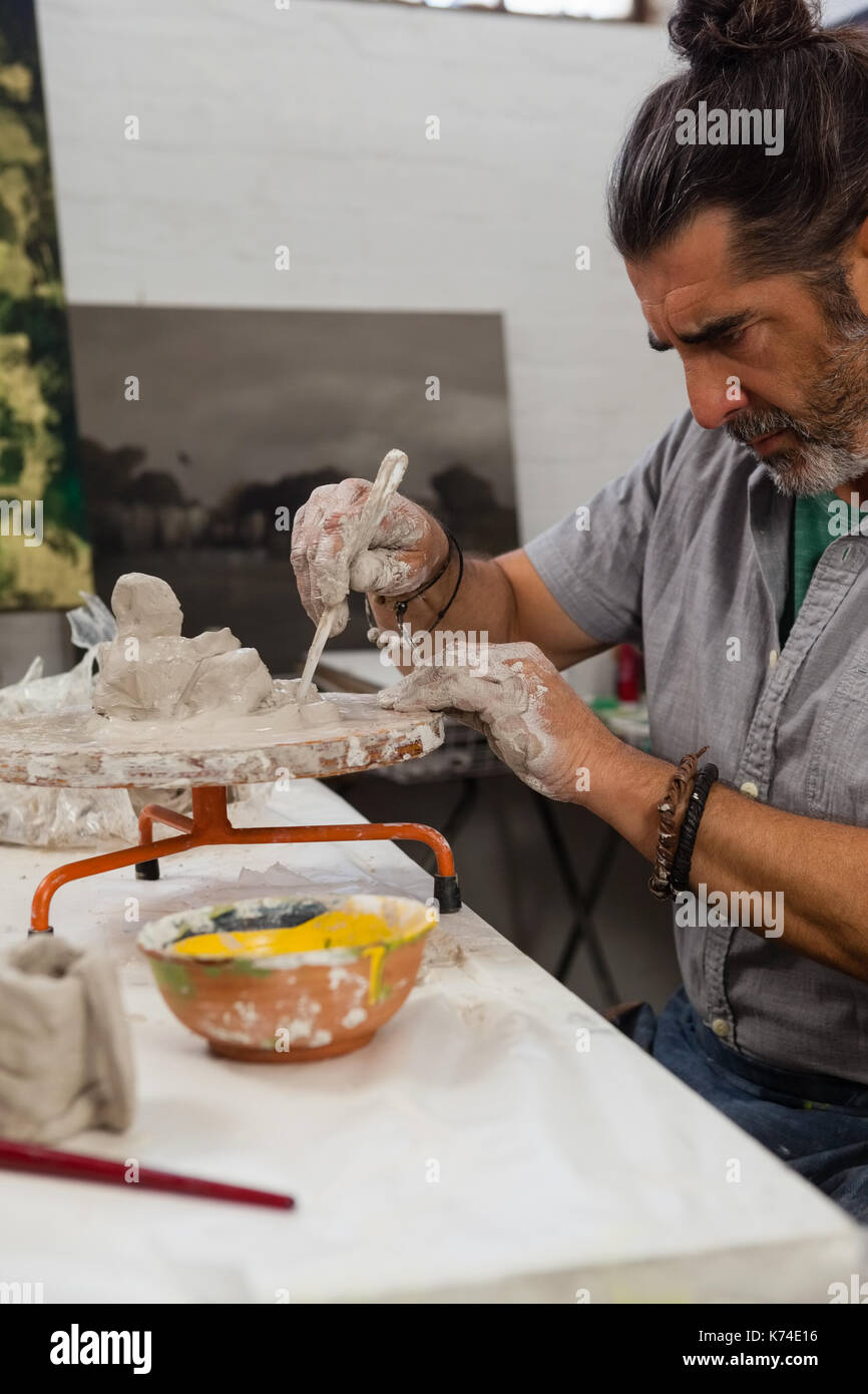 Man molding clay hi-res stock photography and images - Alamy