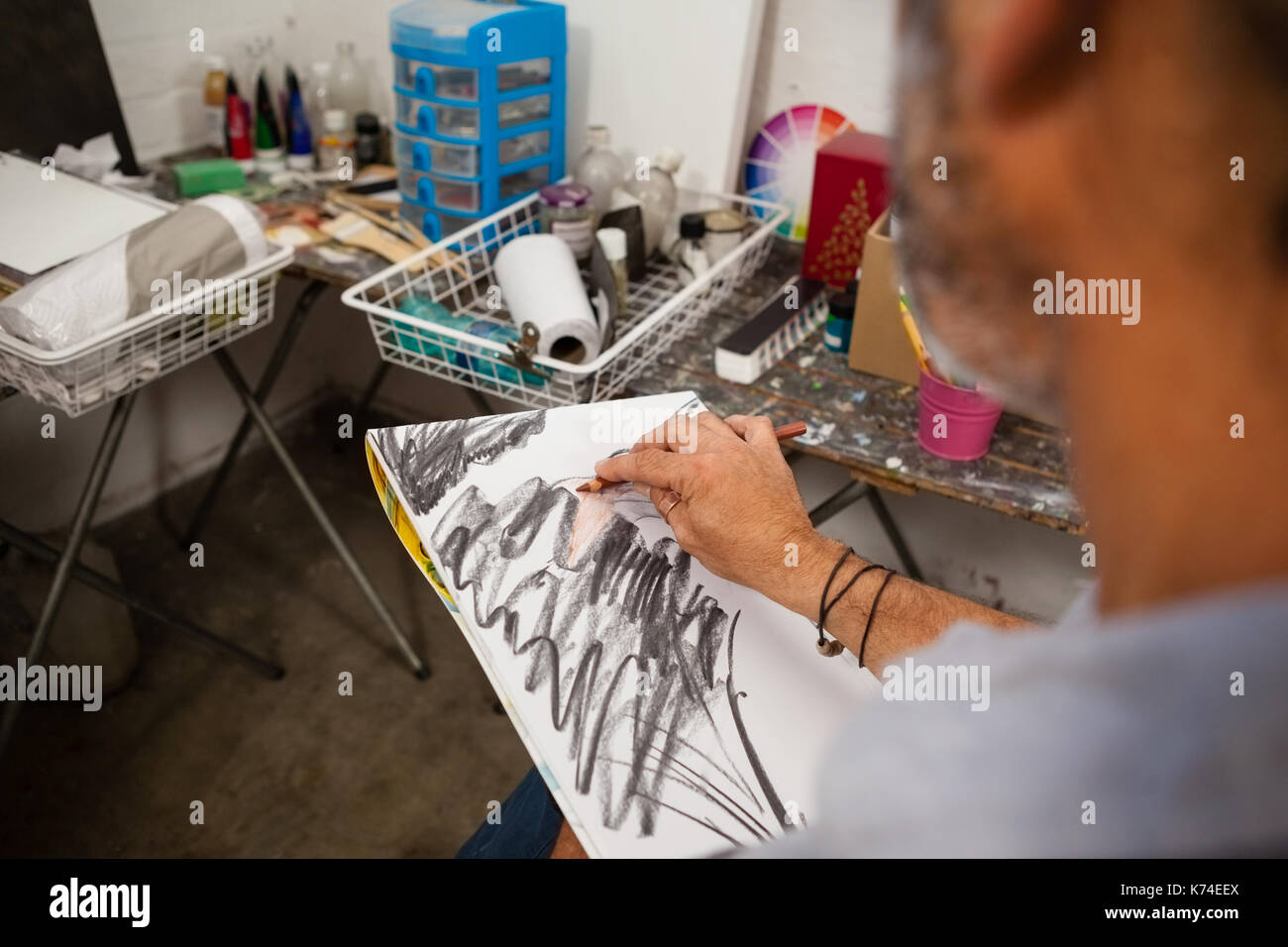 Man drawing in sketch close hi-res stock photography and images - Alamy