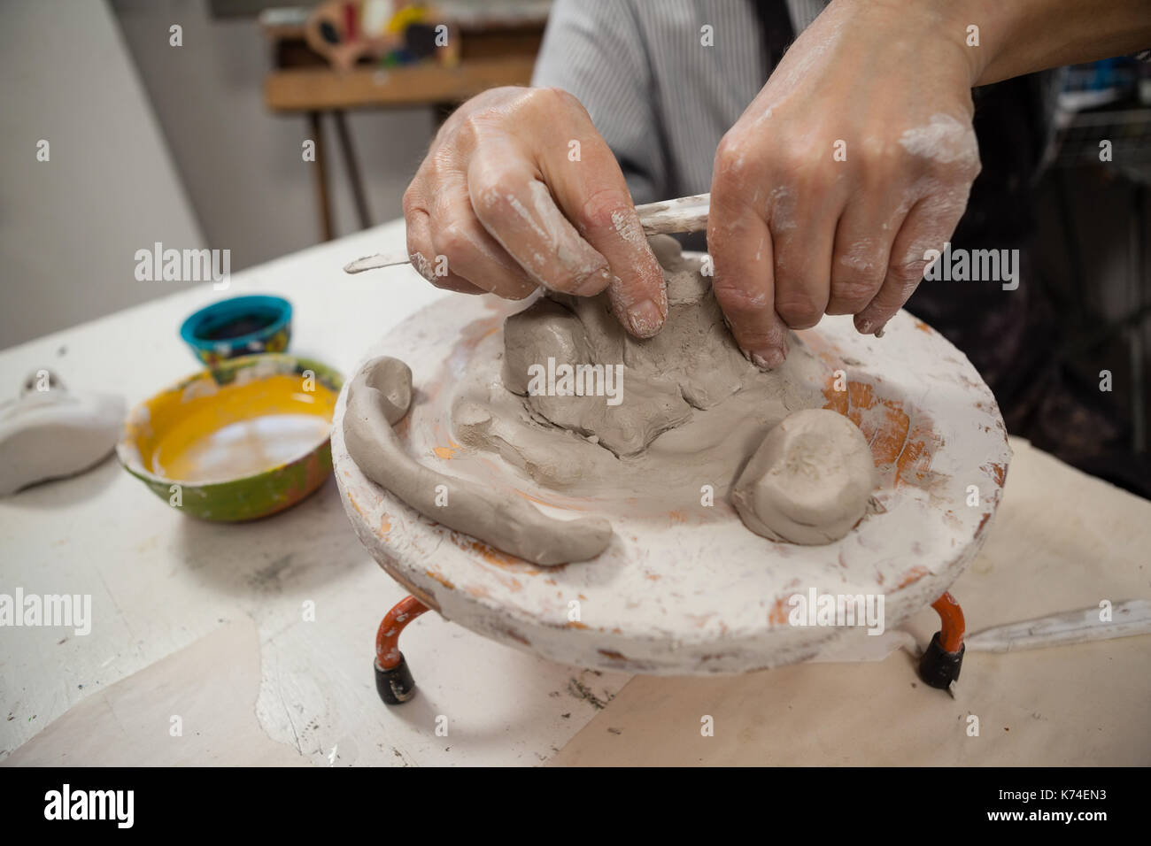 Man molding clay hi-res stock photography and images - Alamy