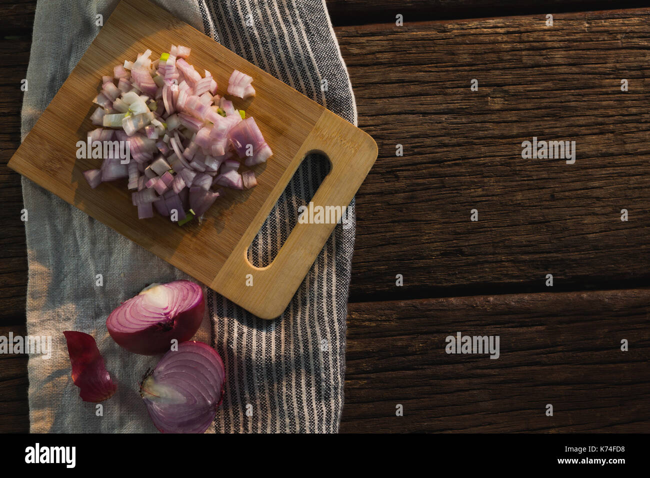 Overhead of chopped onion on chopping board Stock Photo - Alamy