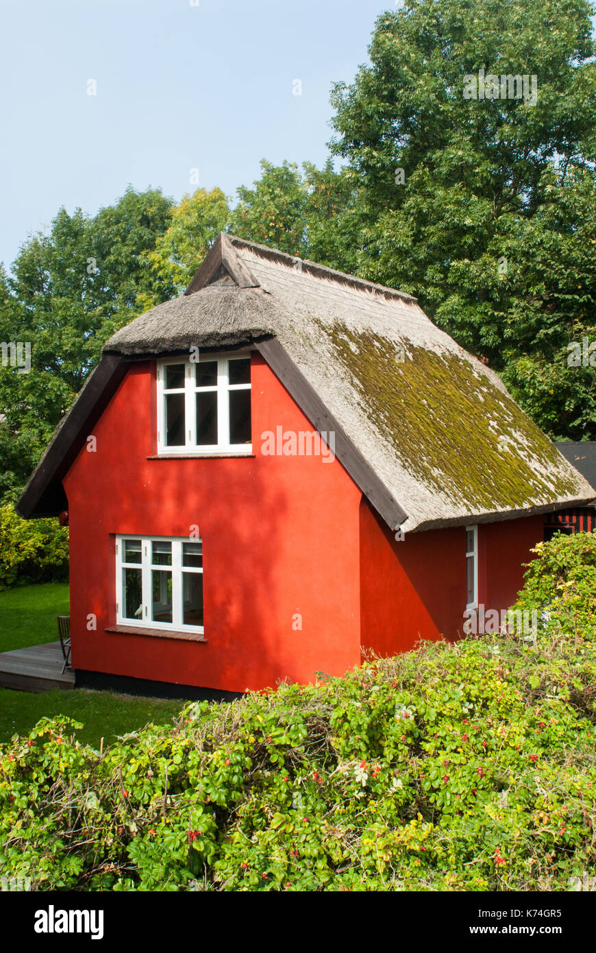 red cottage with thatched roof Stock Photo - Alamy