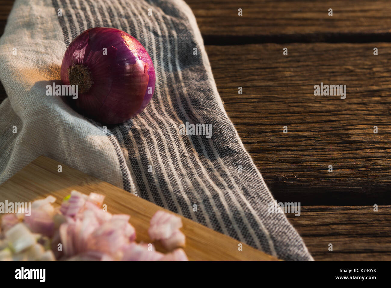 Overhead of chopped onion on chopping board Stock Photo - Alamy