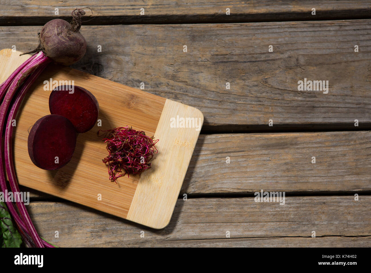 Overhead of chopped beetroot on chopping board Stock Photo - Alamy