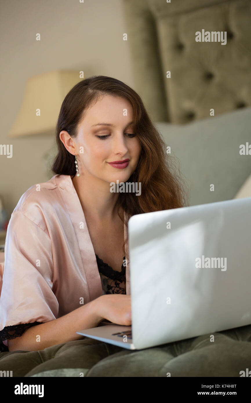 Bride on computer hi-res stock photography and images - Alamy