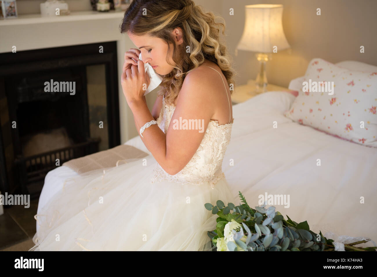 Crying bride hi-res stock photography and images - Alamy