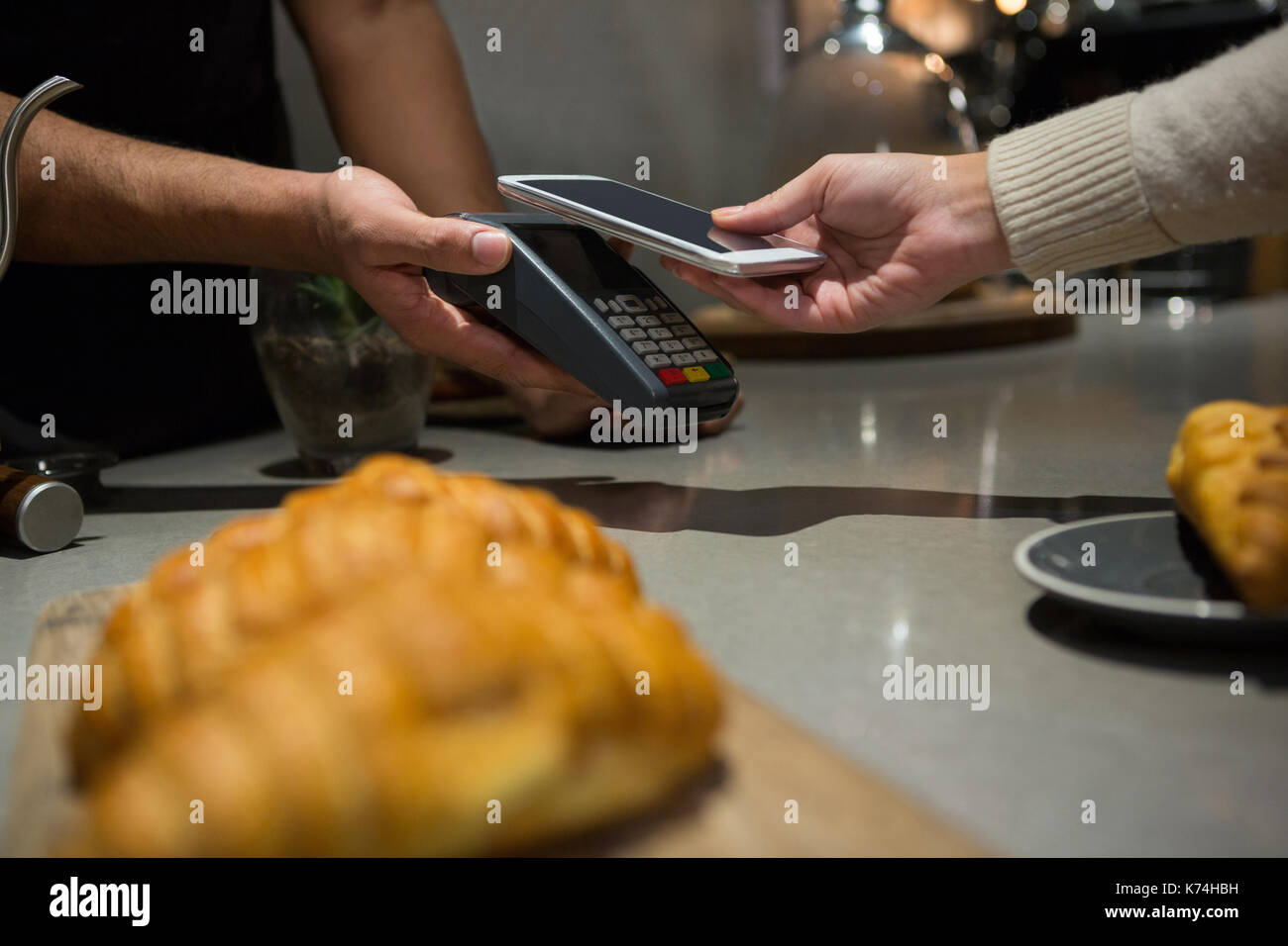 Woman pay bill restaurant hi-res stock photography and images - Alamy