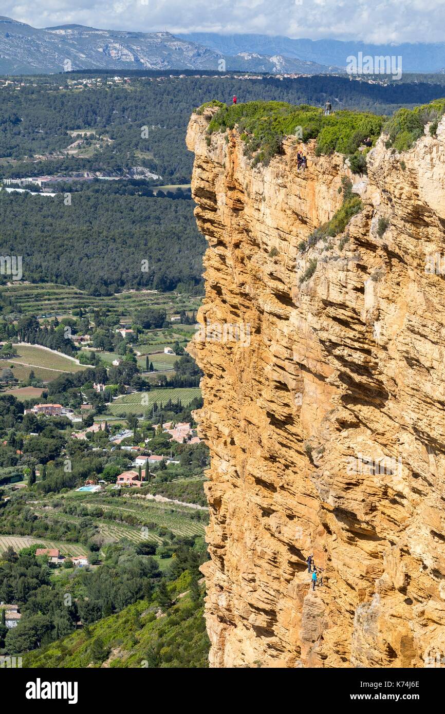 France, Bouches-du-Rh™ne, National park of Calanques, Cassis, climbers ...