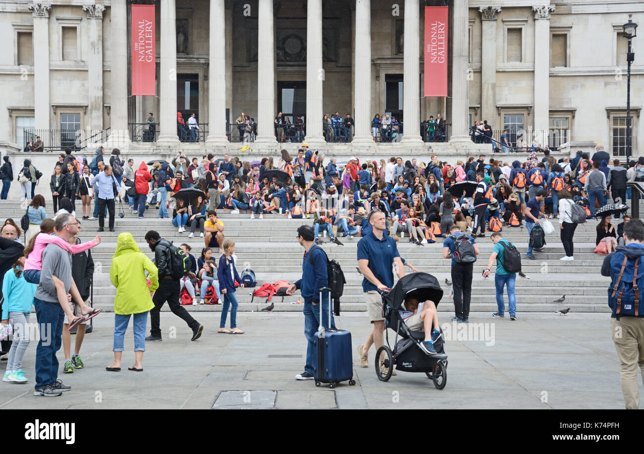 Tourist on steps, at Trafalgar Square Stock Photo - Alamy