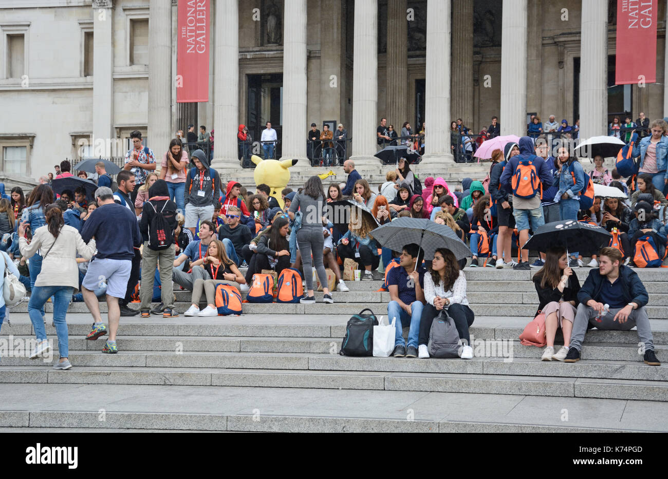 Tourists on the steps of trafalgar square hi-res stock photography and ...