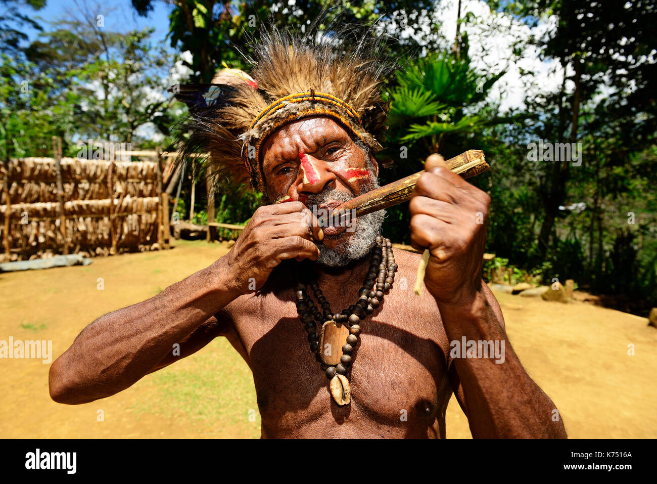Native people, Simbu tribe, with wind instrument, Hagareto Village ...
