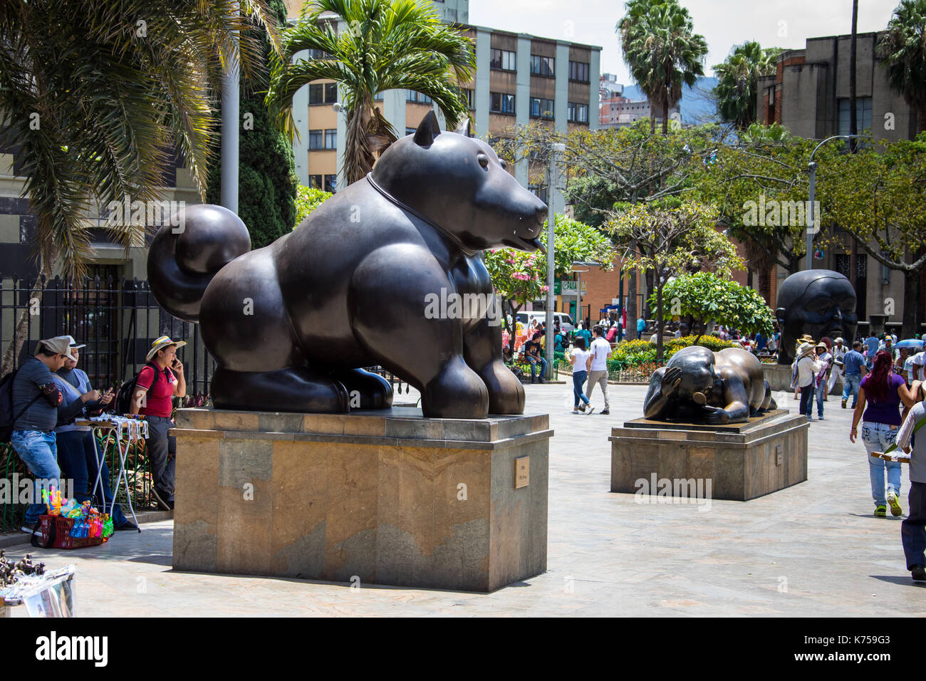 Escultura de perro de fernando botero hi-res stock photography and ...