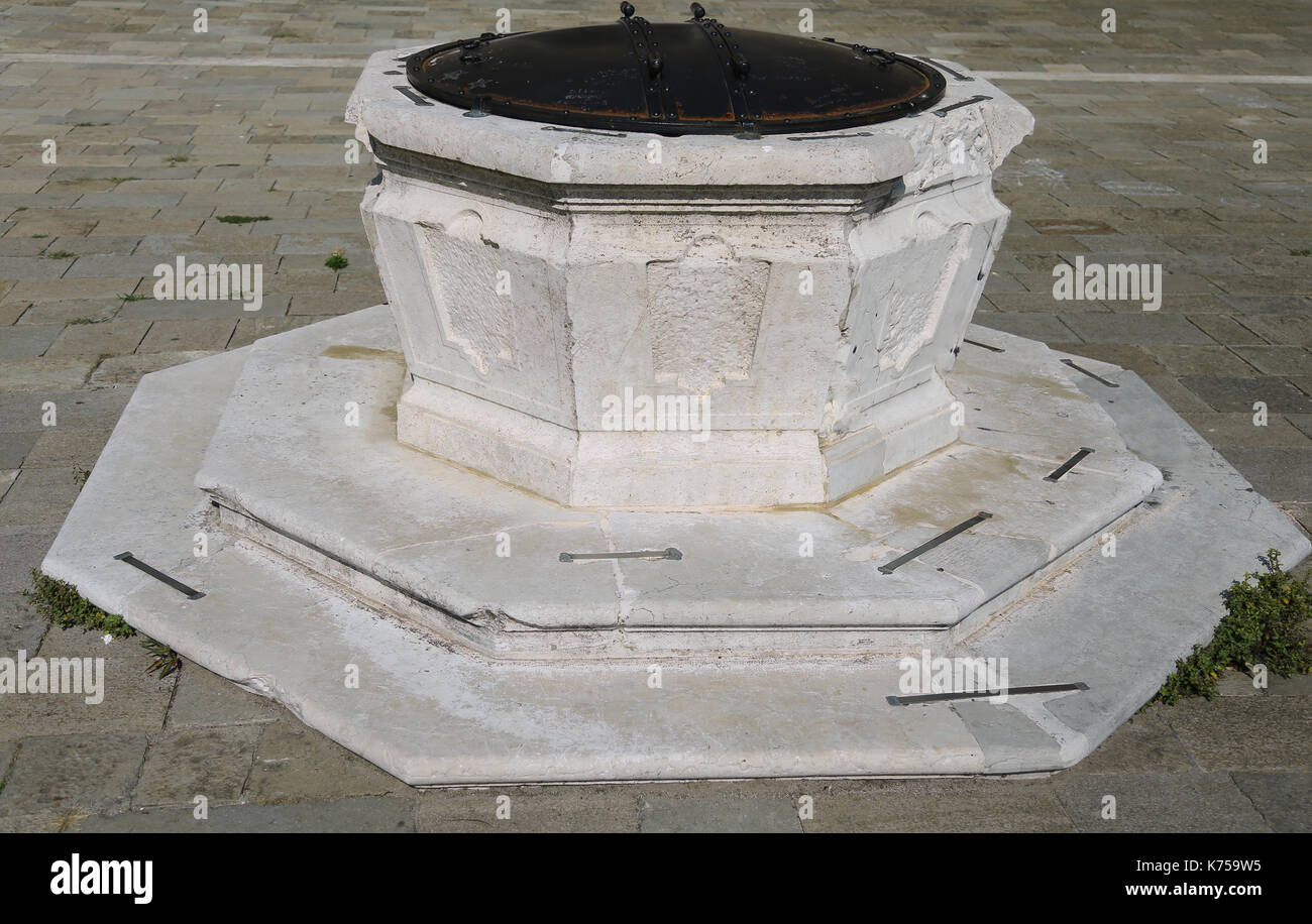 very ancient stone well in a square of VENICE in Italy Stock Photo - Alamy