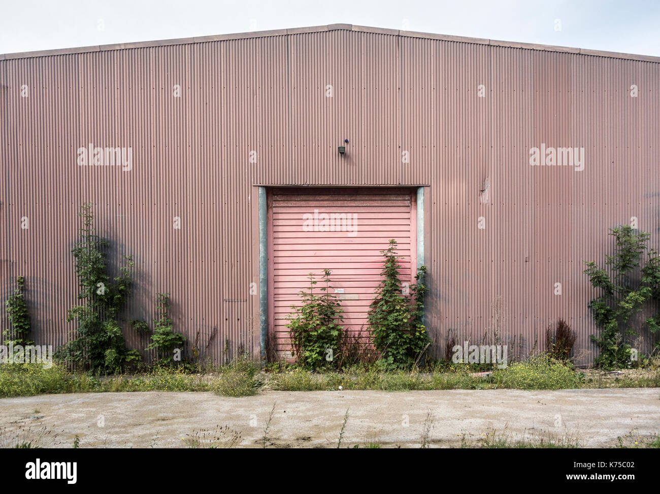 Closed warehouse hi-res stock photography and images - Alamy