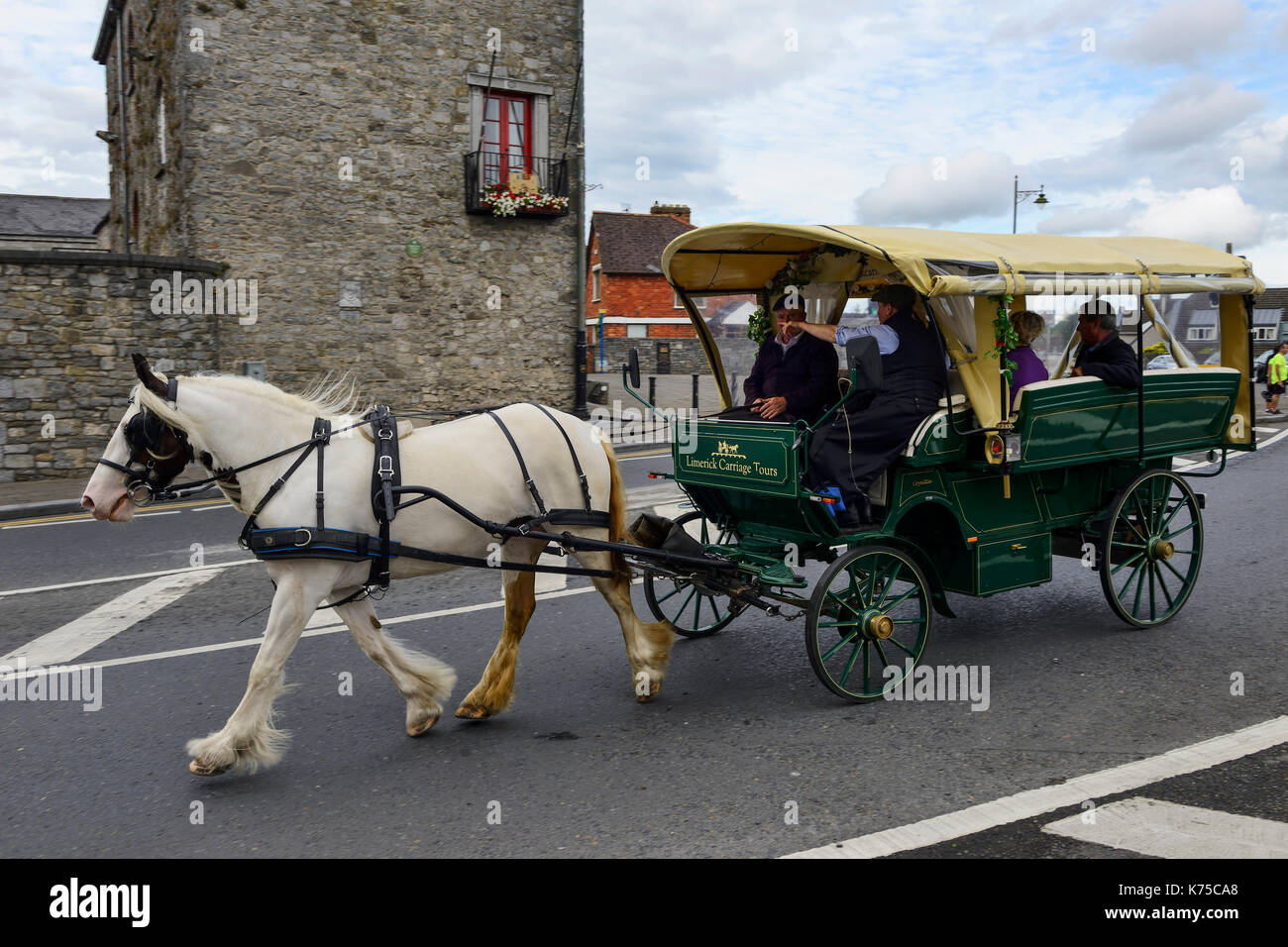 Horse wagon ireland hi-res stock photography and images - Alamy