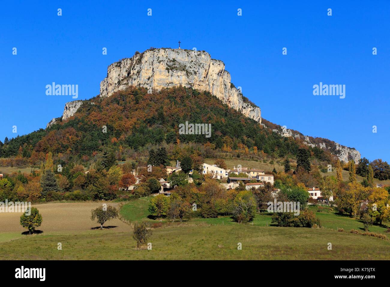 France, Drome, Gervanne Valley, Plan de Baix, Rochers du Vellan Stock ...