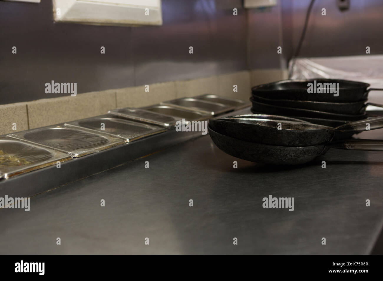 Empty pan on food station in commercial kitchen Stock Photo - Alamy
