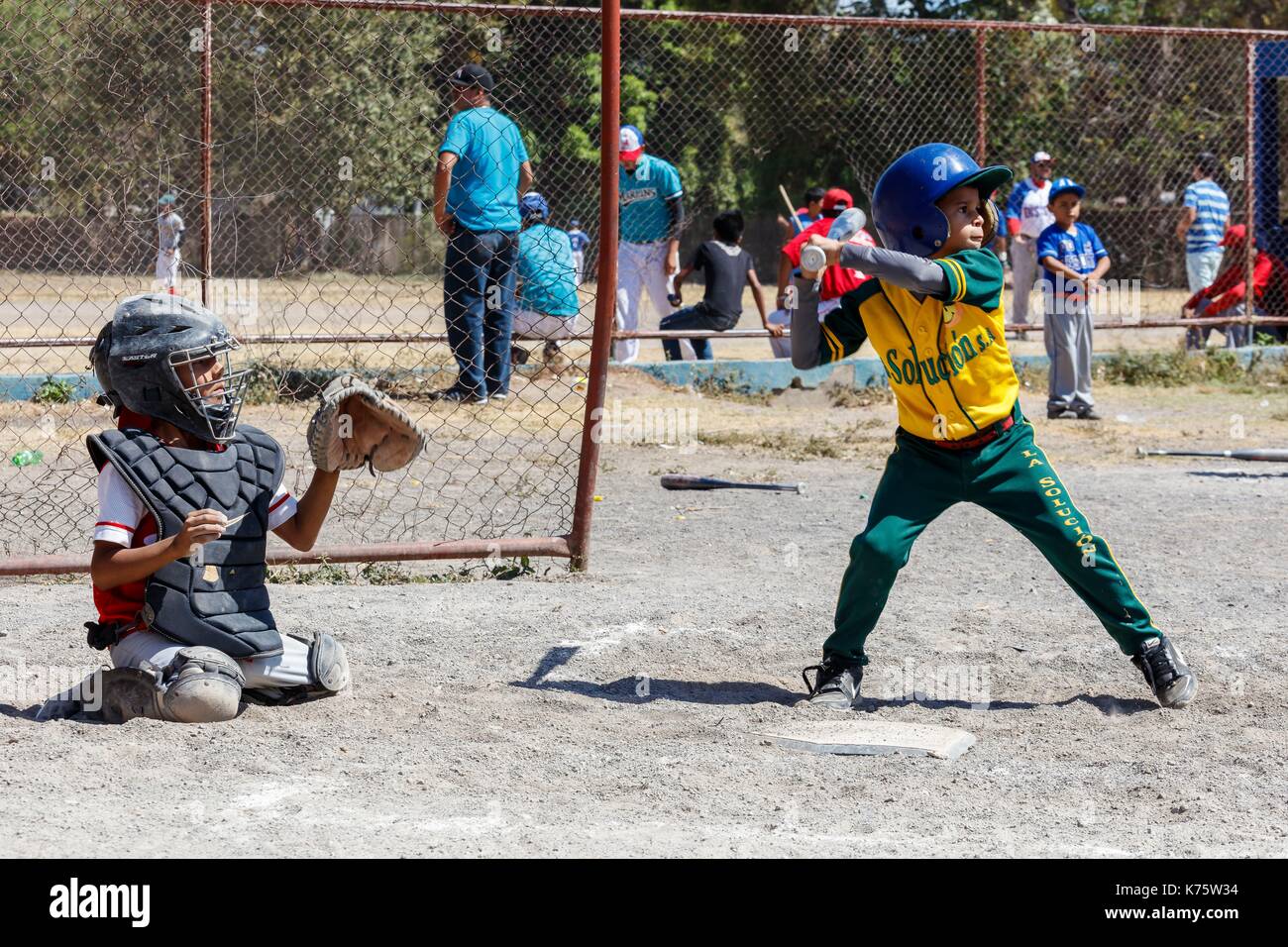 Kids playing baseball hi-res stock photography and images - Alamy