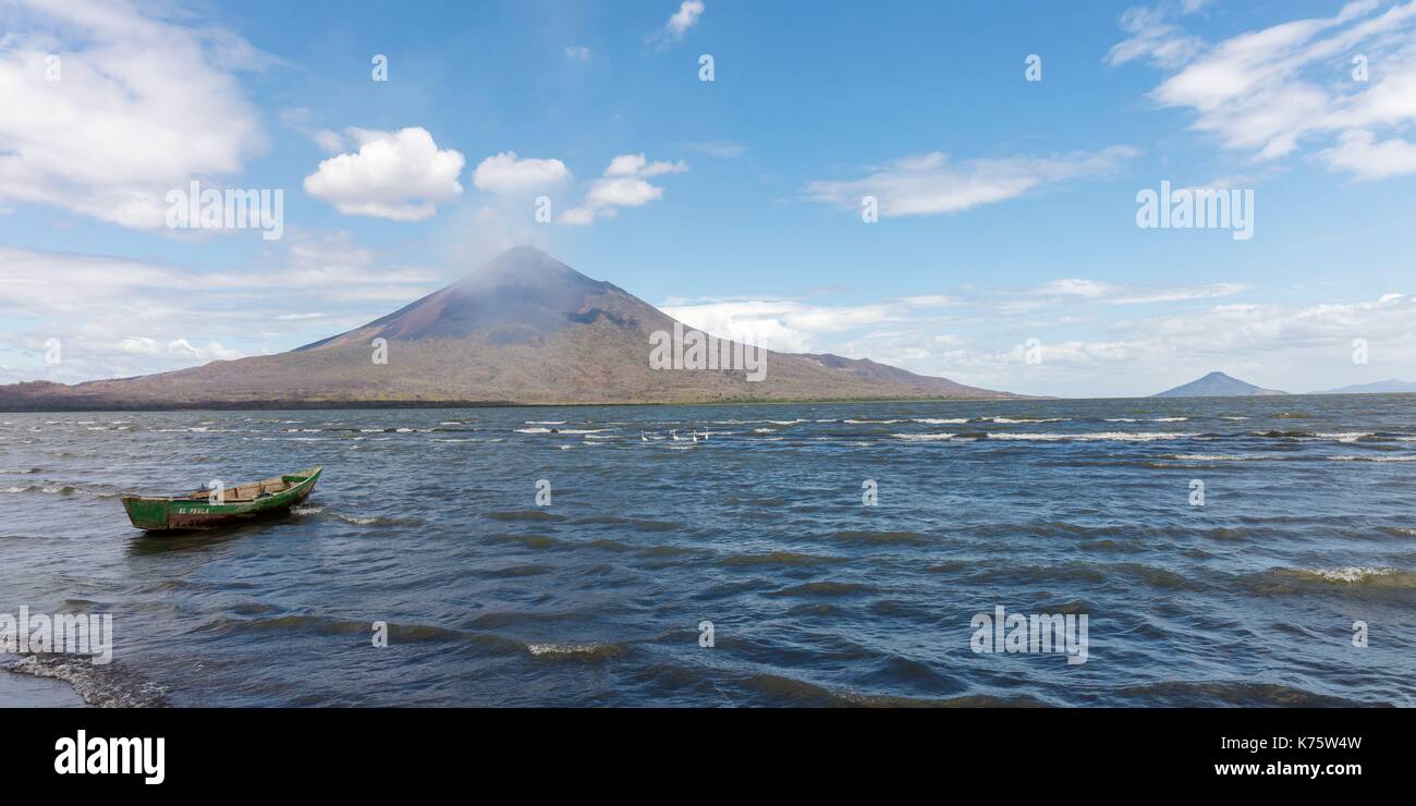 Nicaragua, Leon province, Puerto Momotombo, Momotombo and Momotombito ...