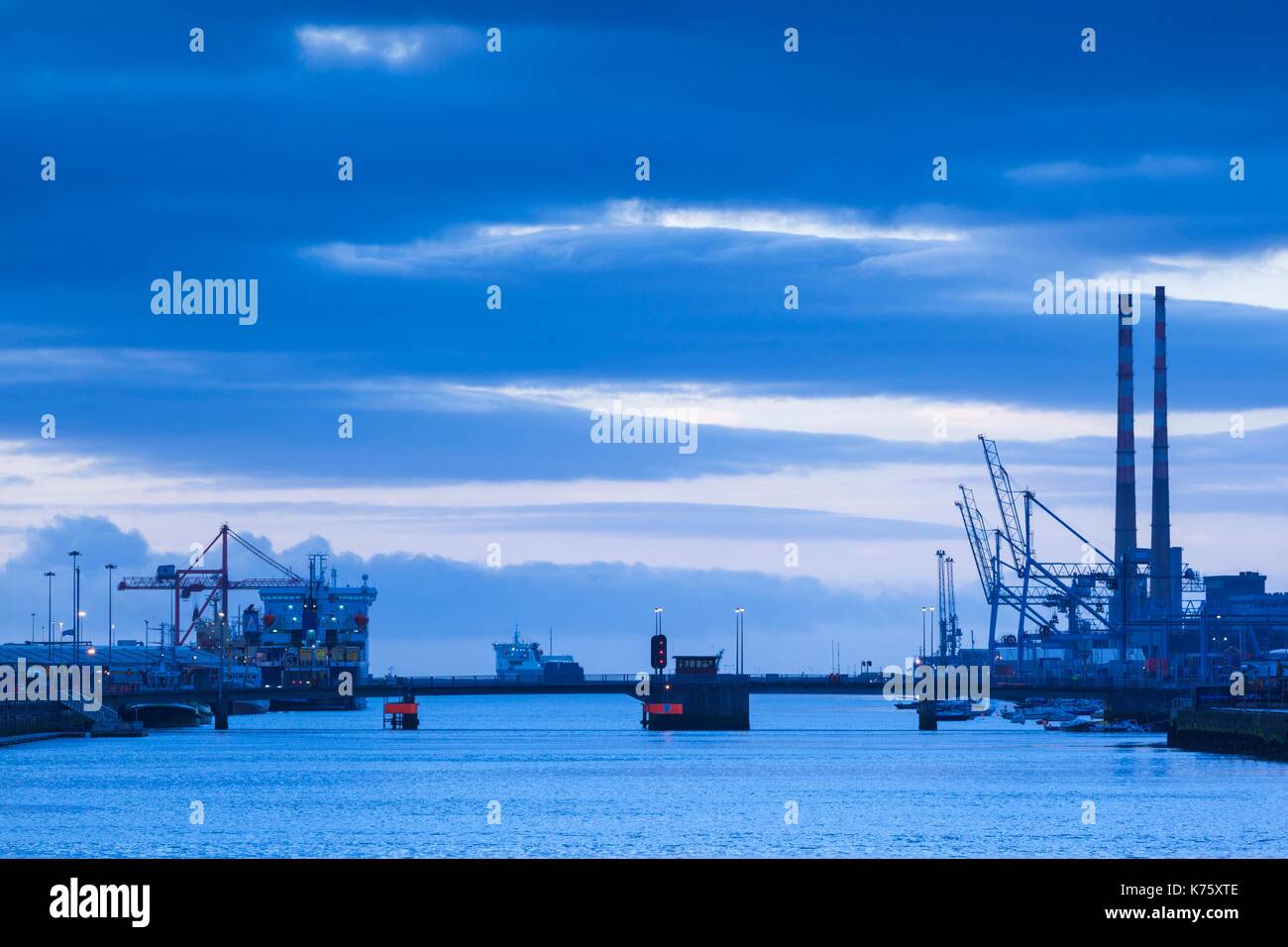 Ireland, Dublin, Docklands, River Liffey, dawn Stock Photo - Alamy