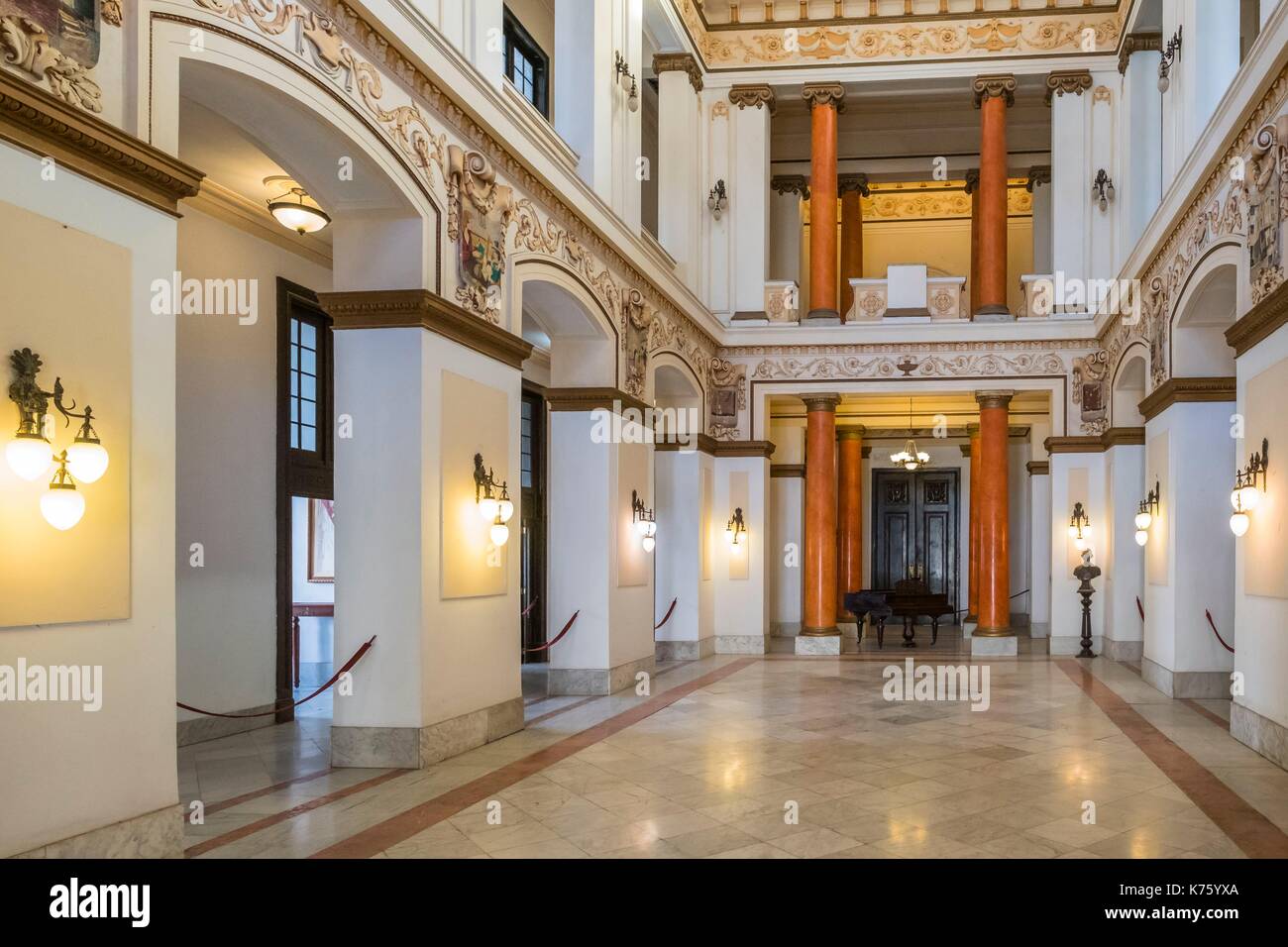 Cuba, Havana, Habana Vieja district (UNESCO World Heritage site), calle ...