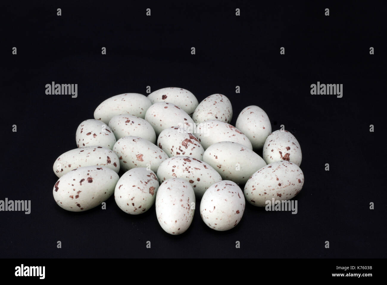 Vogeleier auf einen haufen mit schwarzen Hintergrund fotografiert Stock ...