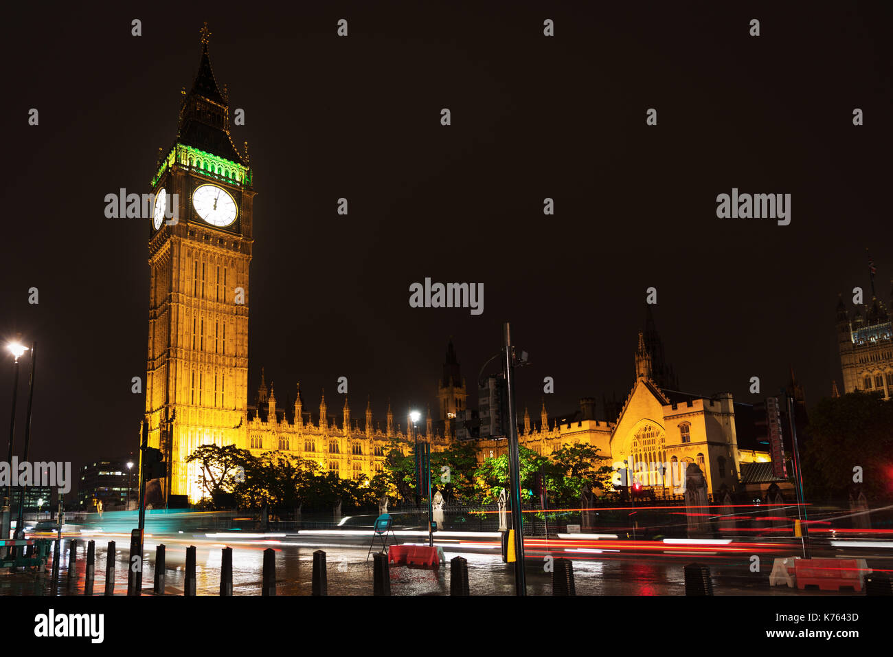 Popular tourist Big Ben and Houses of Parliament in night lights ...