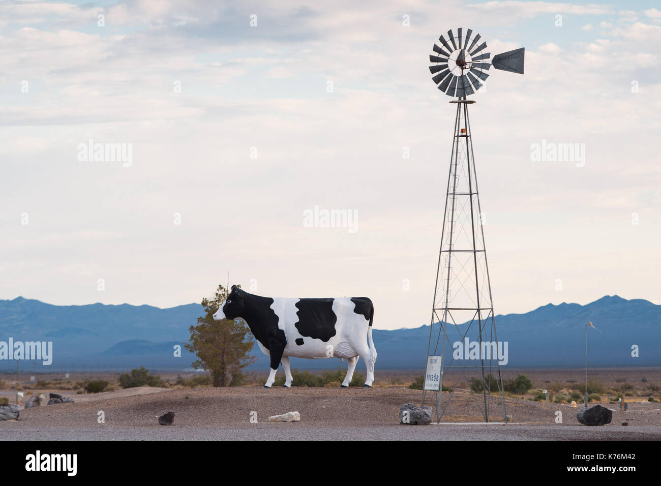 Desert roadside hi-res stock photography and images - Alamy