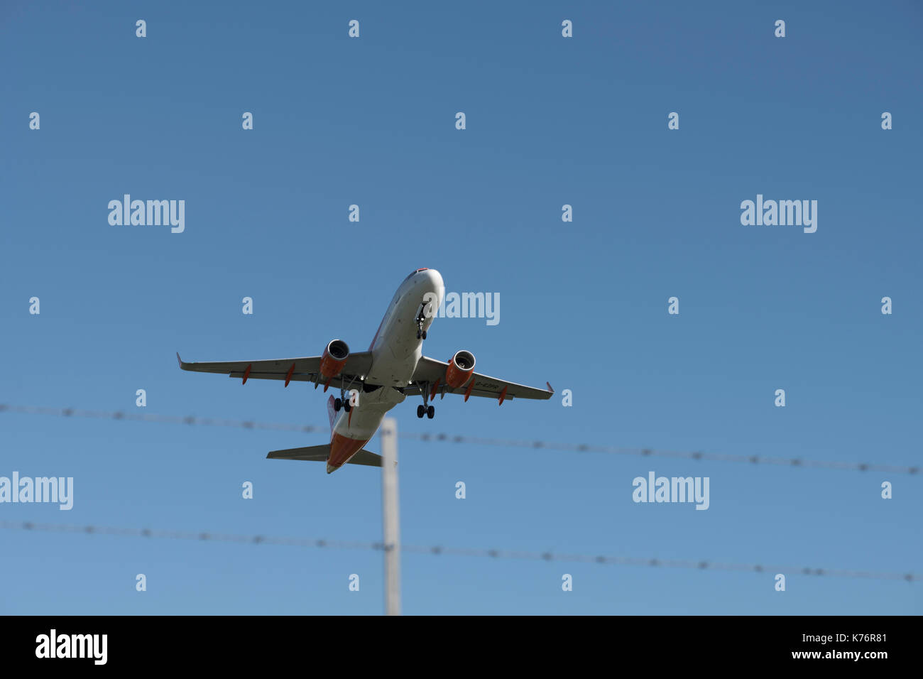 Airplane taking off and perimeter fence hi-res stock photography and ...