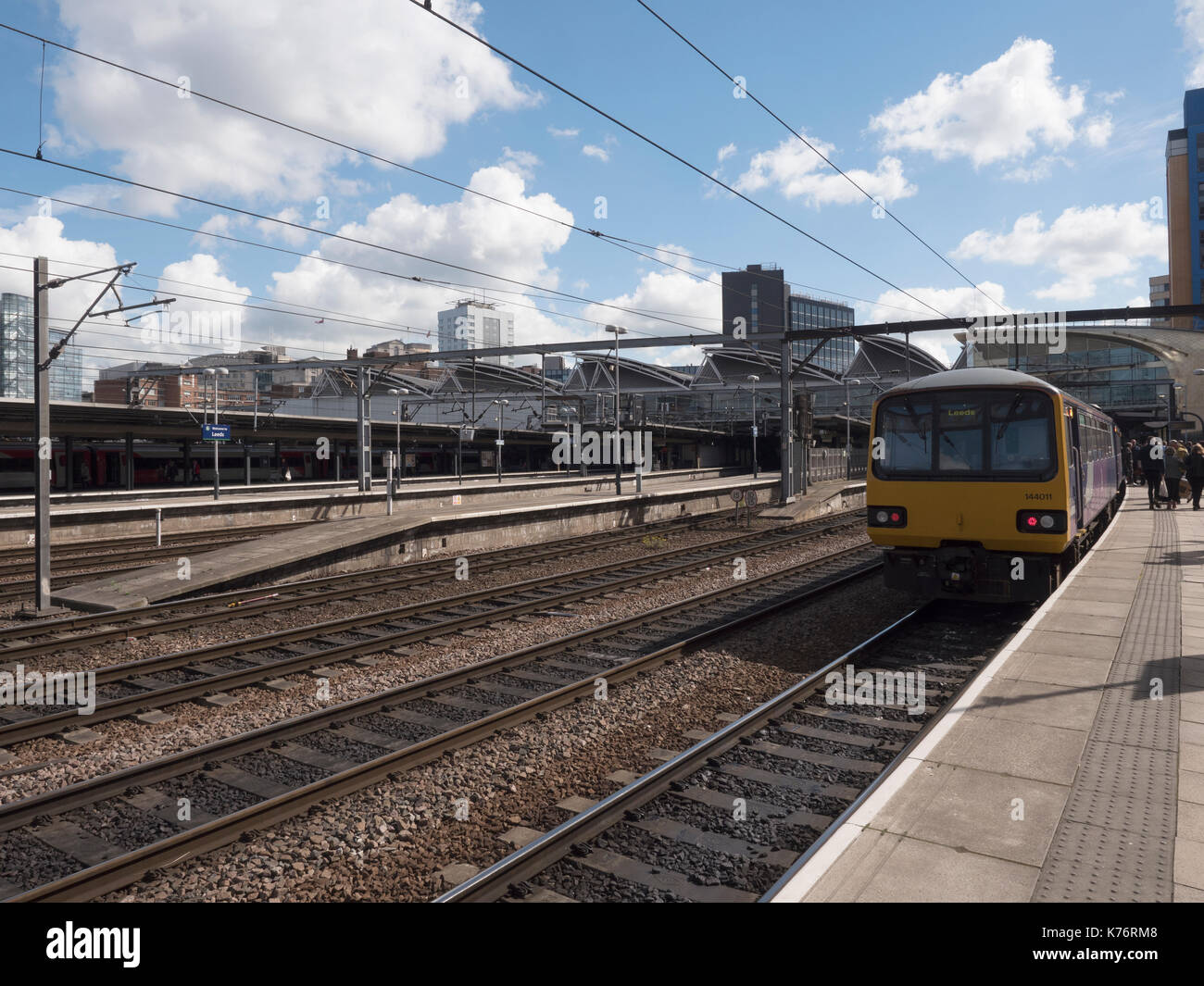 Leeds railway station hi-res stock photography and images - Alamy