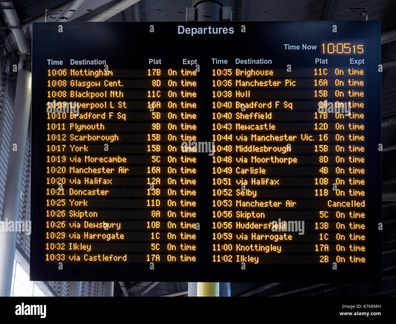 Leeds station platform hi-res stock photography and images - Alamy