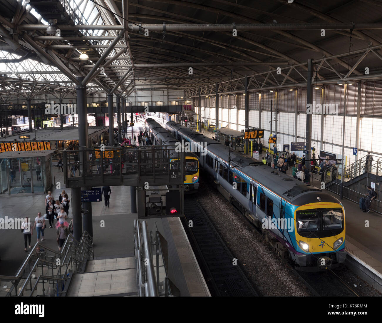 Leeds city station hi-res stock photography and images - Alamy