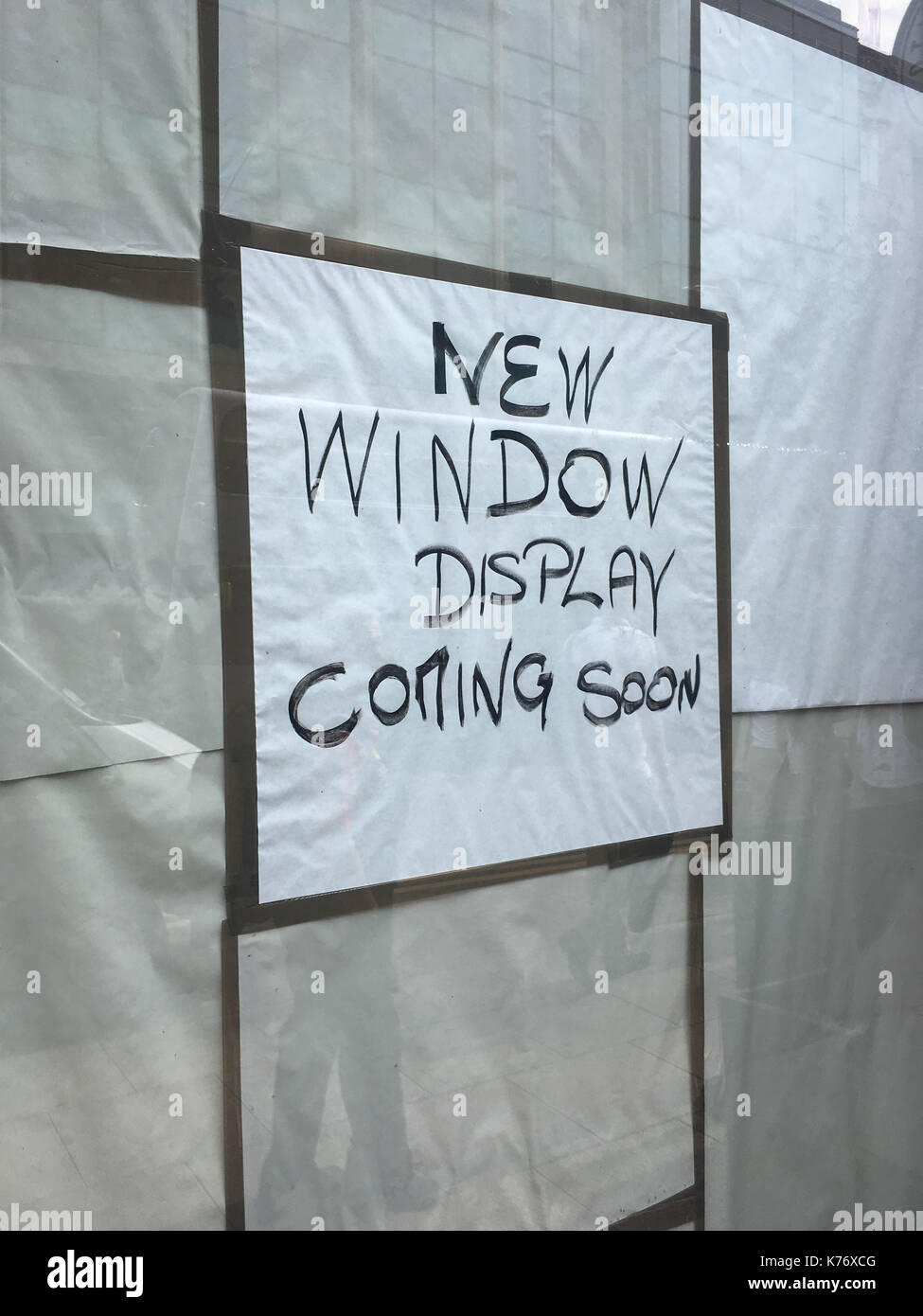 Store front message, in England, on 14 September 2017 Stock Photo - Alamy