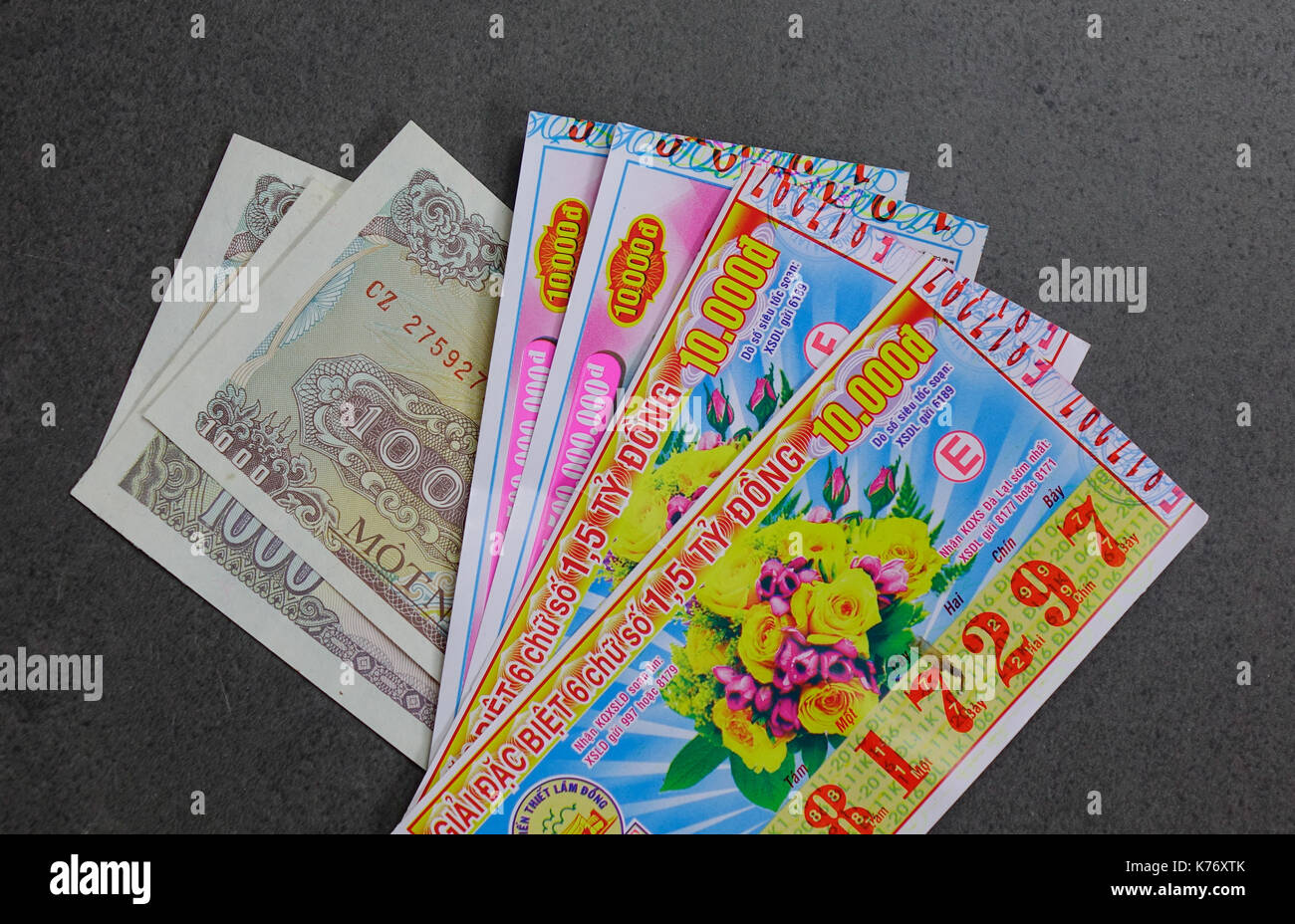Vietnamese dong currency note sign hi-res stock photography and images ...