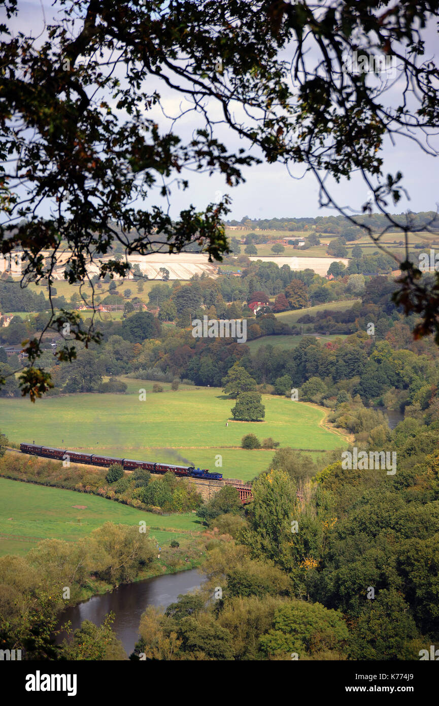 828 heads towards Victoria Bridge with a Kidderminster bound service ...