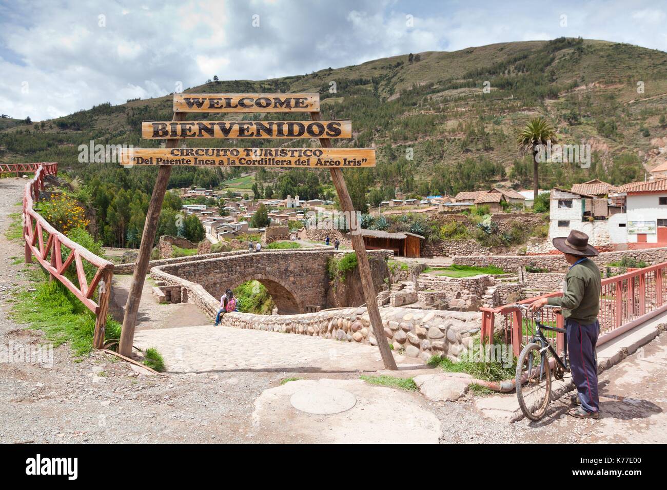 Perou, Province of Cuzco, Checacupe, village with 3 bridges (1 Inca ...