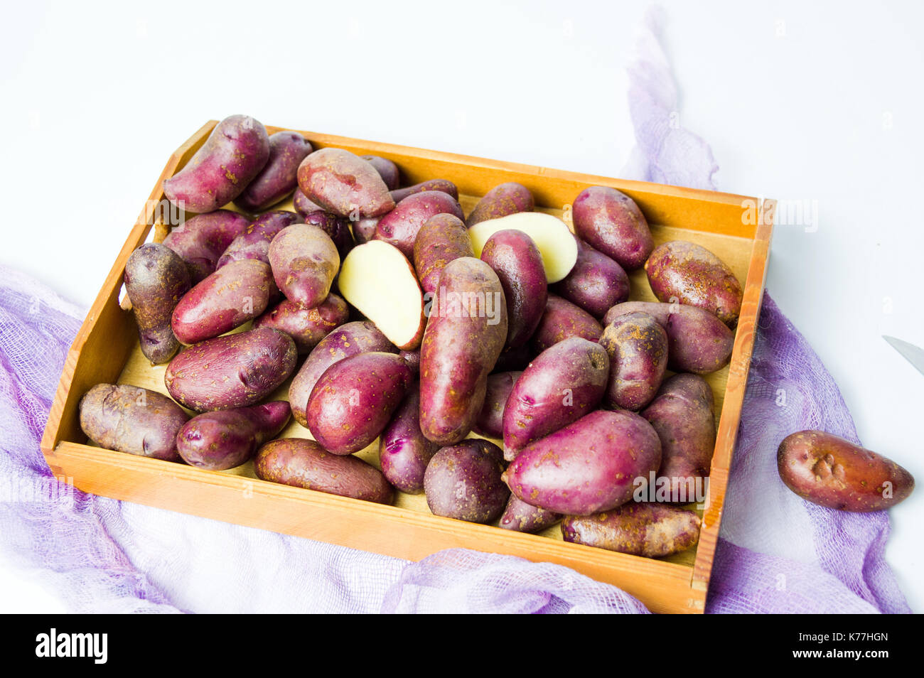 Bunch of whole red potatoes in a wooden box Stock Photo - Alamy