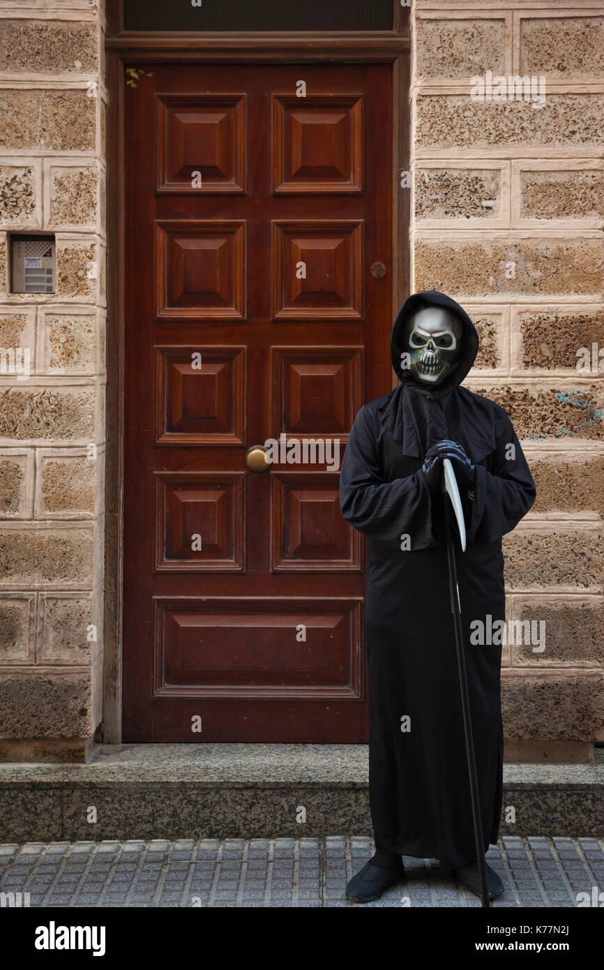 Death outside the door hi-res stock photography and images - Alamy